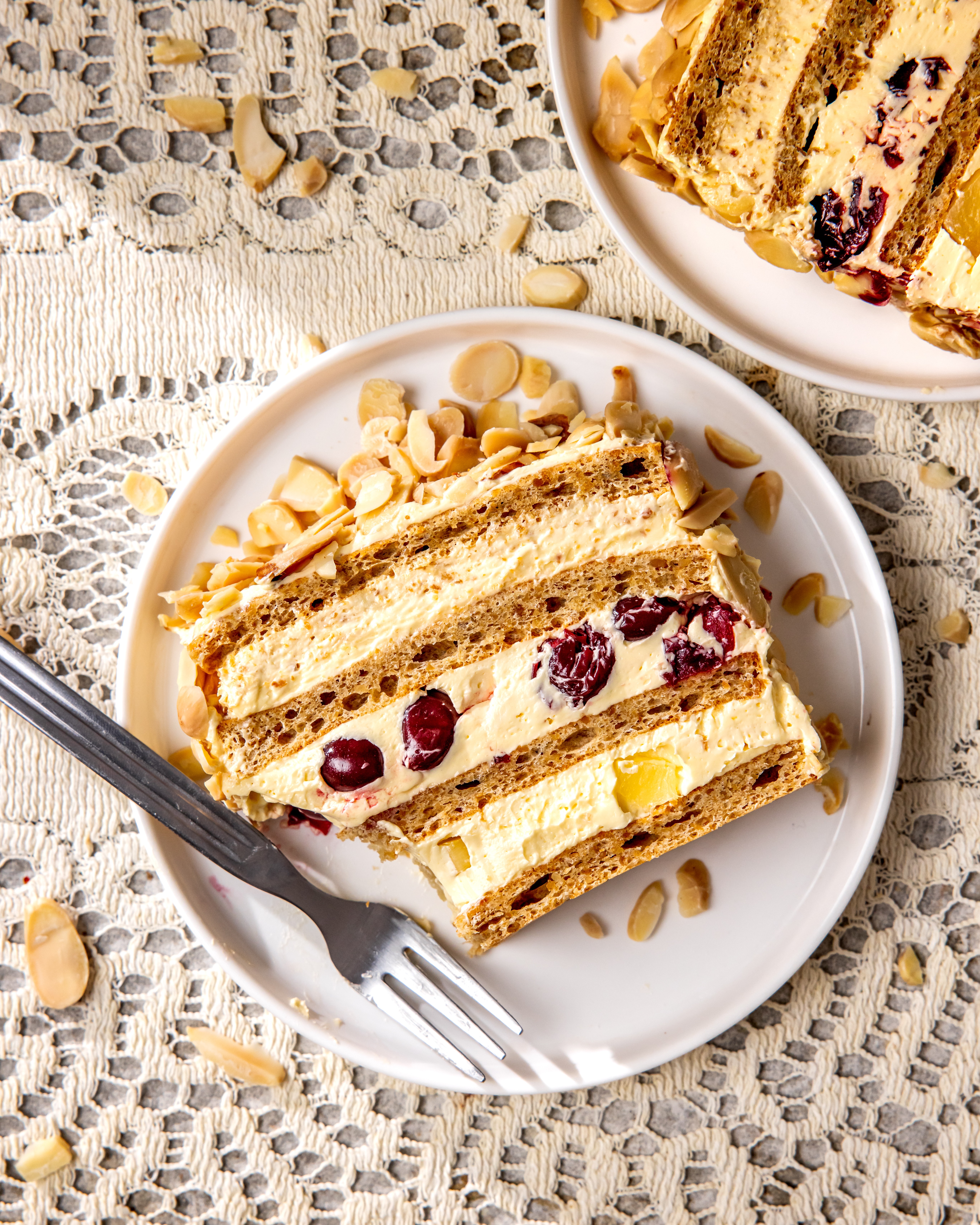 Moskva šnit torta – raskošna torta sa bademima, ananasom i višnjama ...